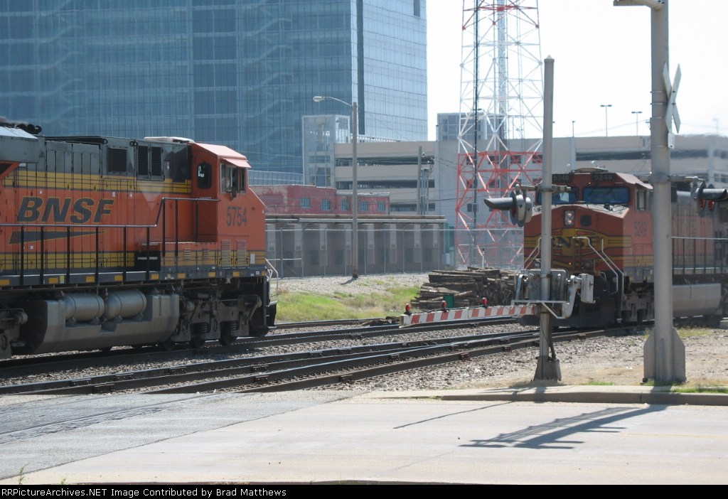 BNSF 5754 & 5249 meet